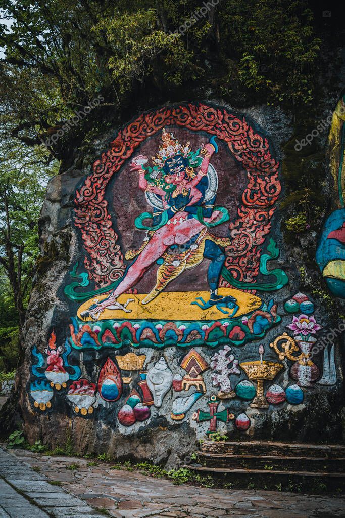 Murales tibetanos en las tallas de piedra de la pared del templo de ...