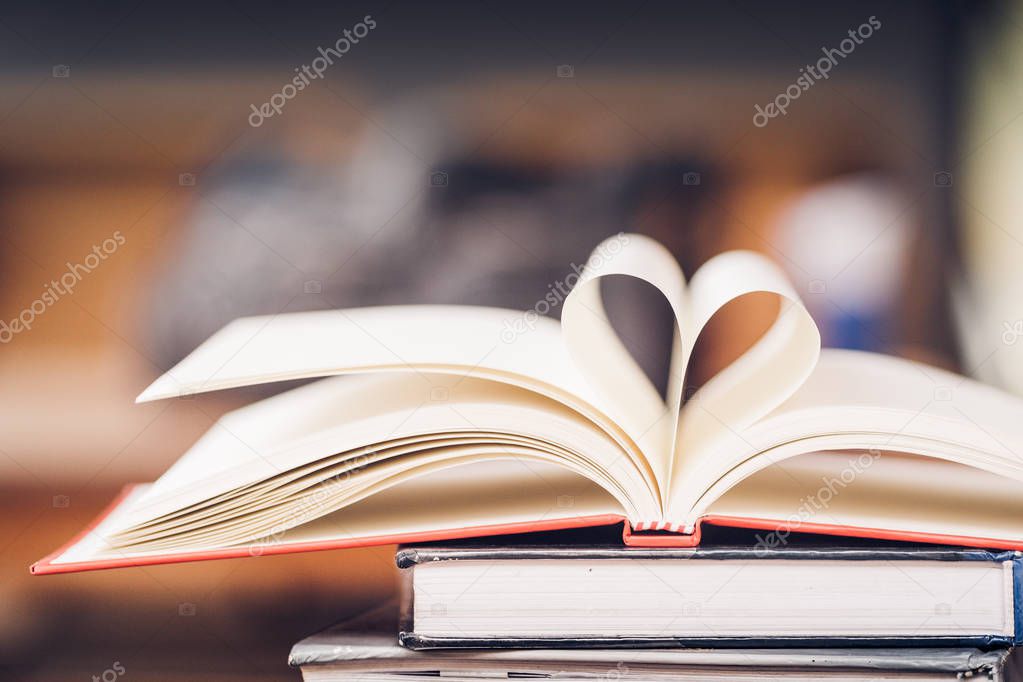 Me encanta leer un concepto de libro. Libro abierto con forma de ...