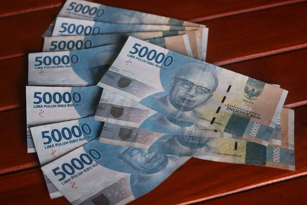 Tangan dengan rupiah Stok Foto, Tangan dengan rupiah Gambar Bebas ...