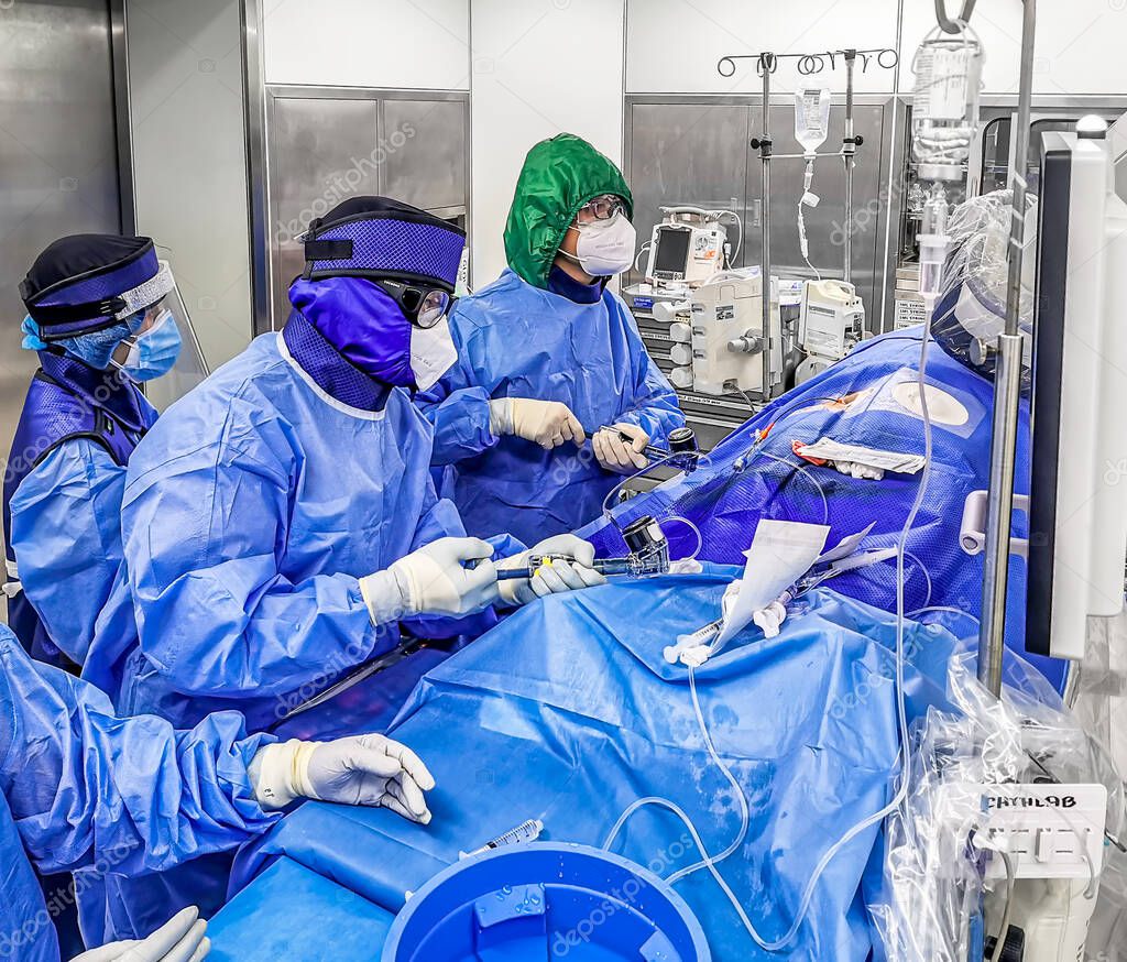 Esta inyección muestra un procedimiento de angioplastia coronaria de ...