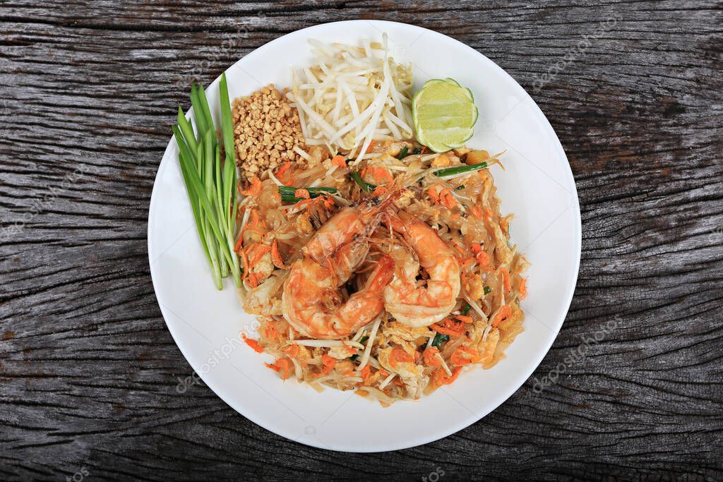 Una foto superior de un Shrimp Pad Thai, plato tradicional tailandés ...
