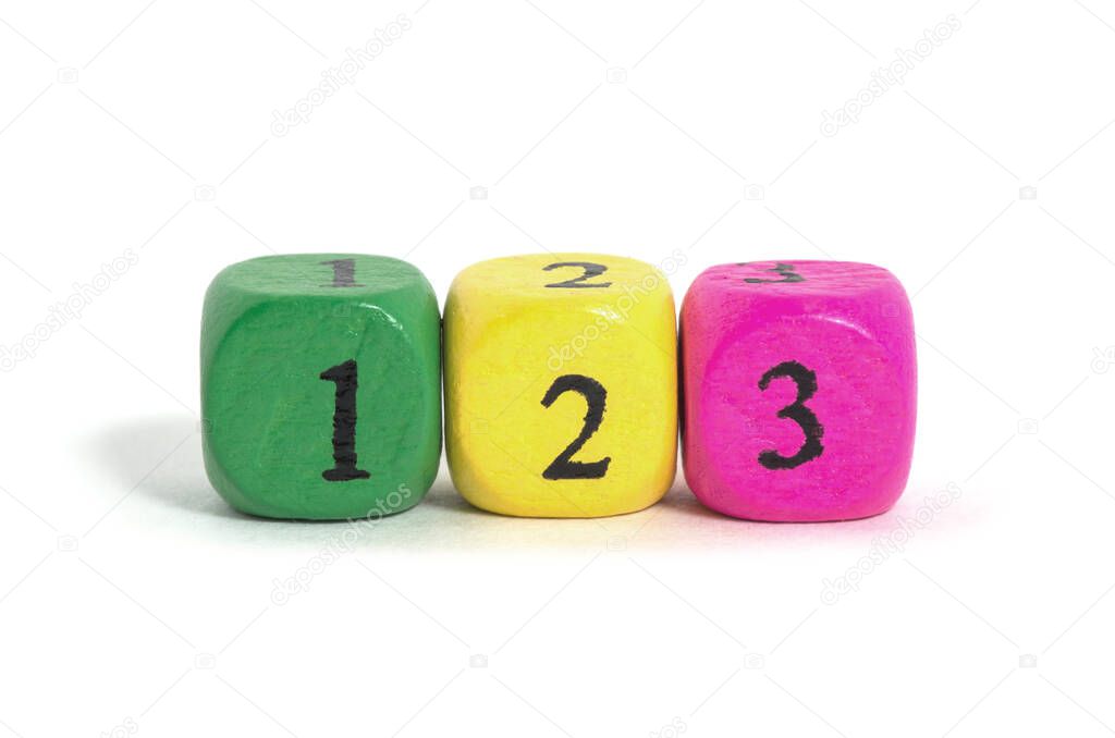 Bloques de madera con dígitos 123 aislados sobre el fondo blanco 2022