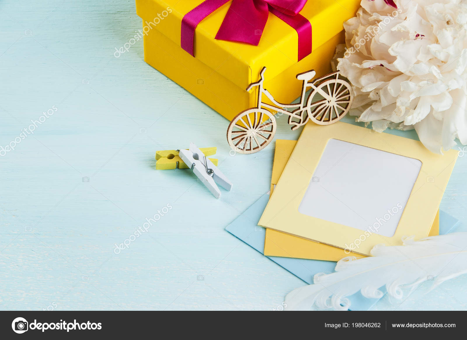 Boş Sarı Hediye Kutusu Peonies Üzerinde Eski Püskü Mavi Arka — Stok ...