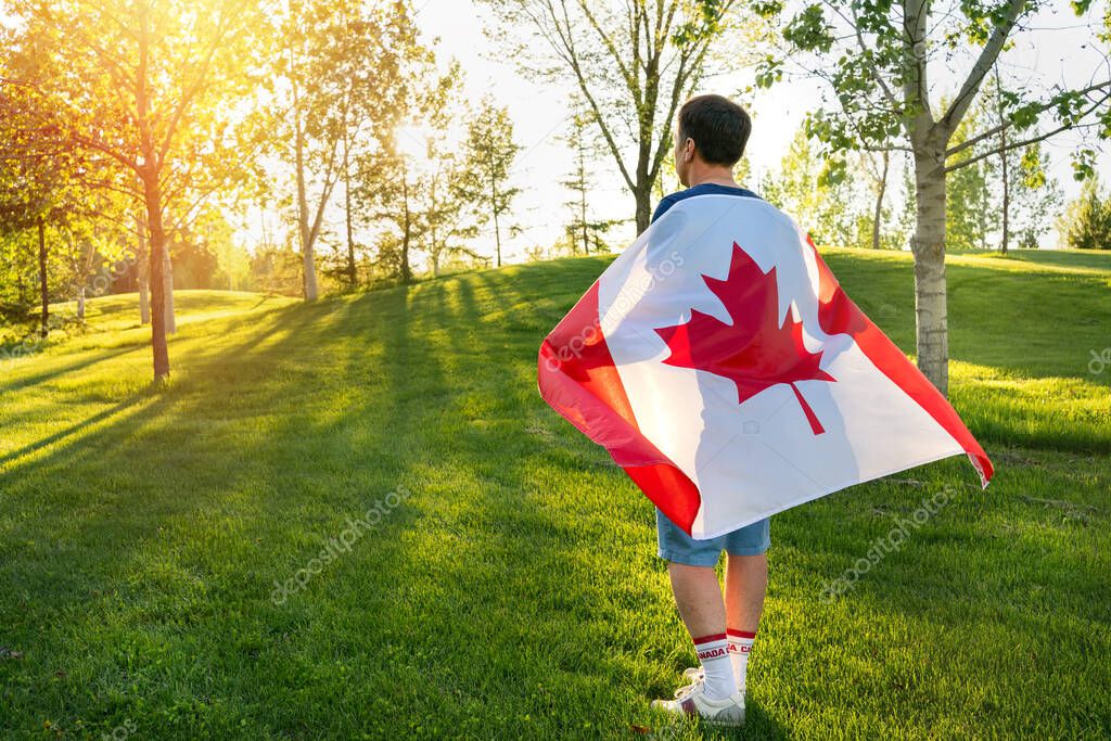 Feliz Día de Canadá. Canada Day Concept. Hombres caucásicos de mediana edad parados en un parque ...