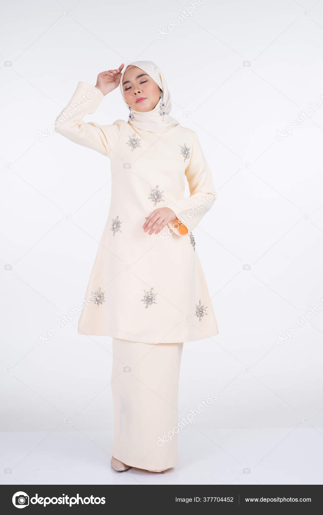 Beautiful Female Muslim Model Various Poses Wearing Kurung Pahang Hijab ...