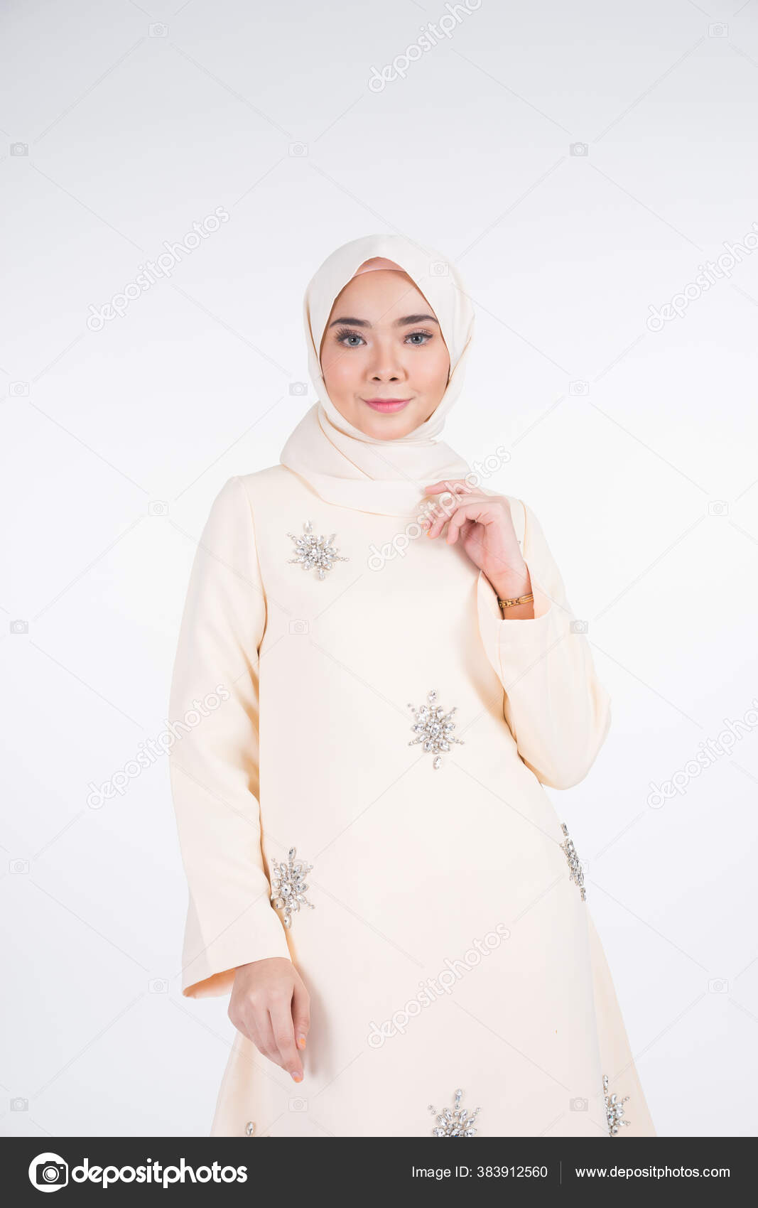 Mooi Vrouwelijk Moslim Model Verschillende Poses Met Kurung Pahang ...