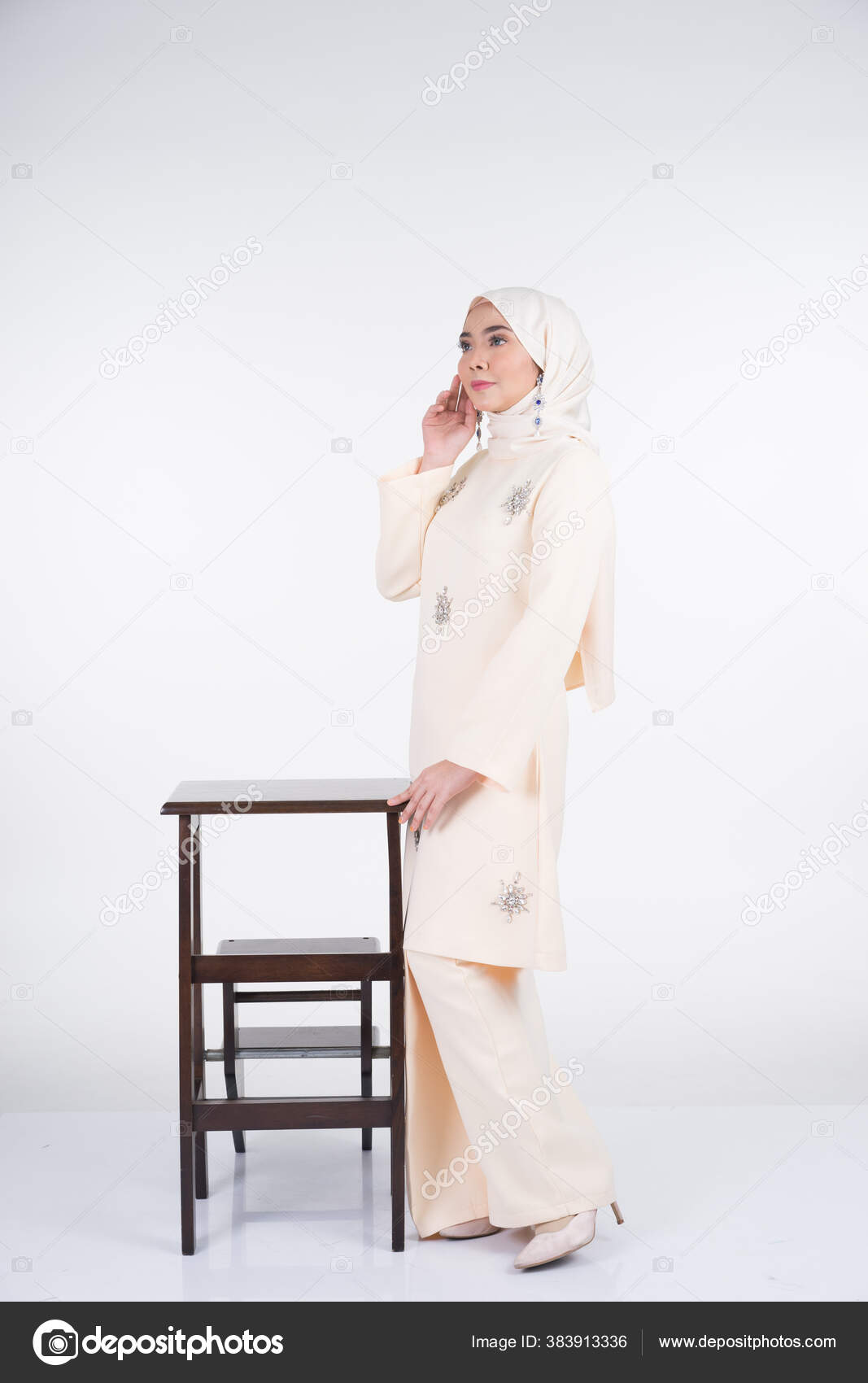 Beautiful Female Muslim Model Various Poses Wearing Kurung Pahang Hijab ...