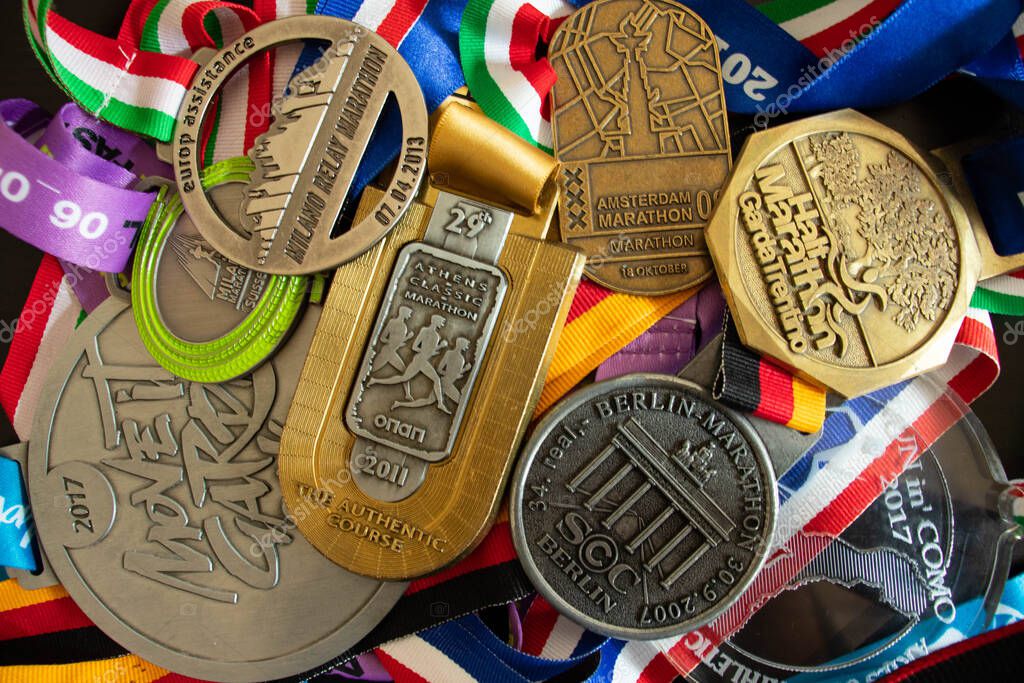 Como, Italia - 04 26 2020: Un montón de medalla de finalista maratón ...
