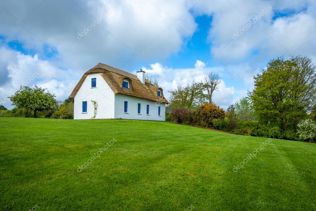 bonitas casas con techo de juncos comunes cerca de Kinvara, Co Galway ...