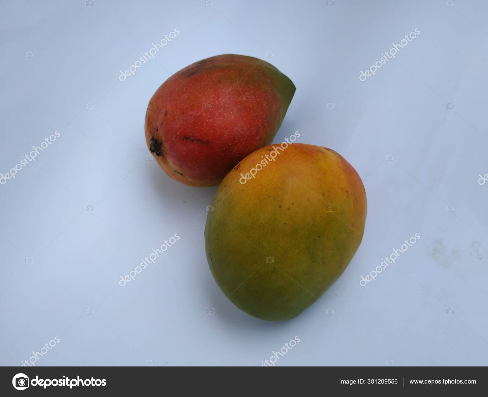 Primer Plano Fruta Colorida Mango Raspuri Aislada Sobre Fondo Blanco ...
