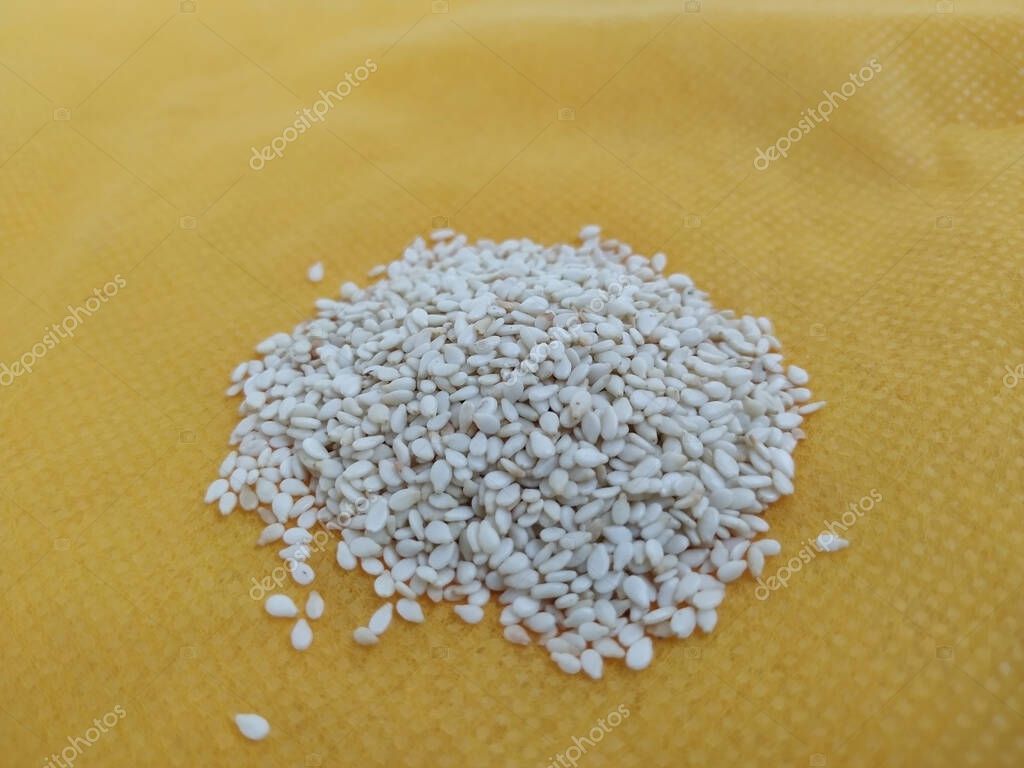 Primer plano de pila y montón de un sésamo blanco o semillas de gingili ...