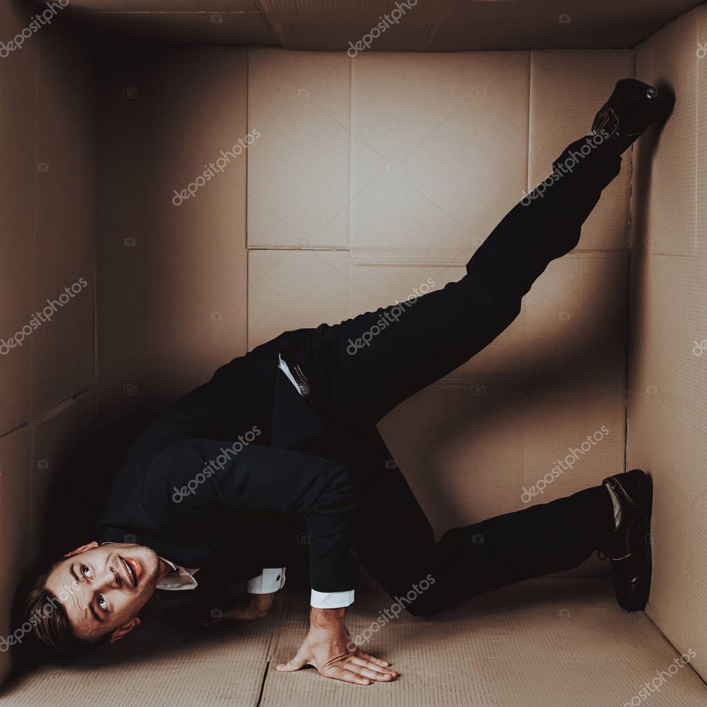 Joven Empresario en Traje Negro en Caja de Cartón. Joven de traje. La ...