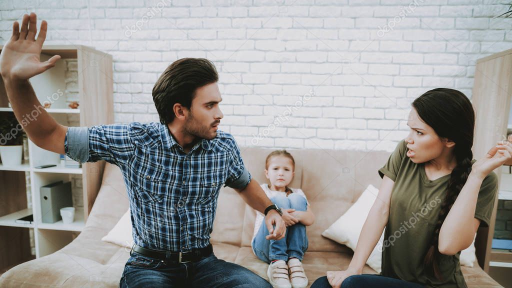 Problemas familiares. Escándalo de padres. Niño asustado. Padre enojado. Madre asustada. Hombre ...