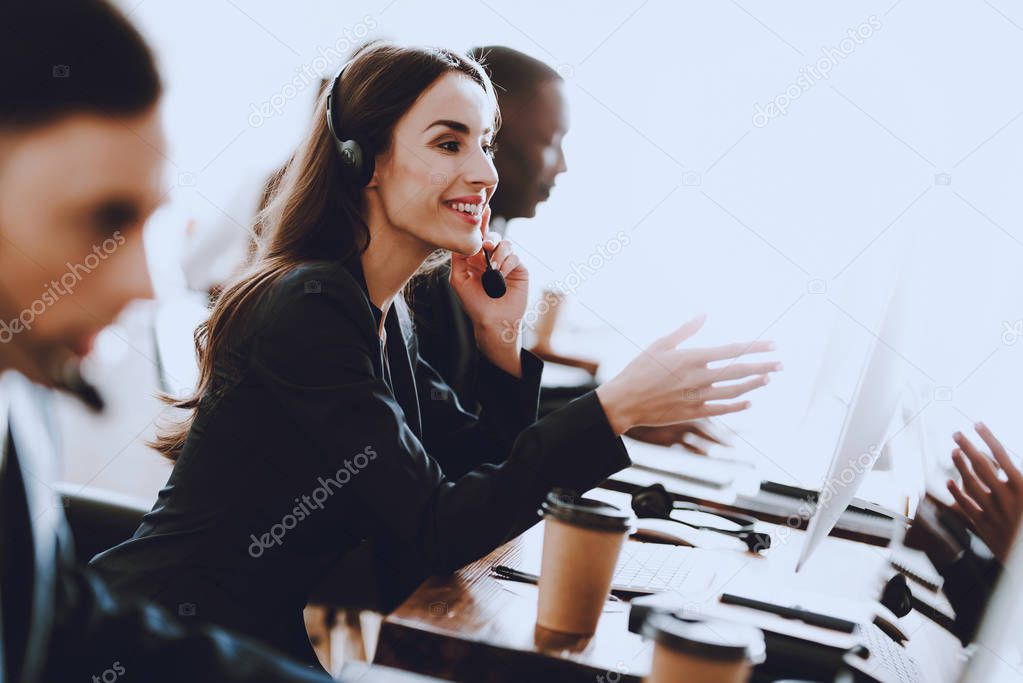 Mujer joven sentada y trabajando en Call Center. Gerente de Computadora ...