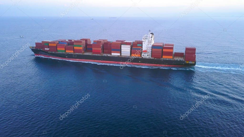 Gran buque portacontenedores en el mar, cargado con varias marcas de ...