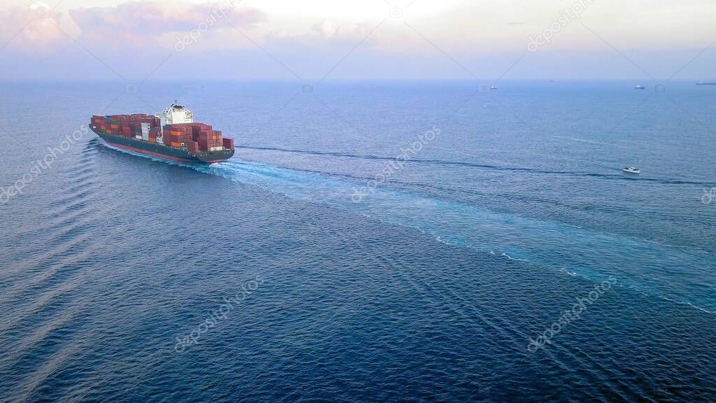 Gran buque portacontenedores en el mar, cargado con varias marcas de ...