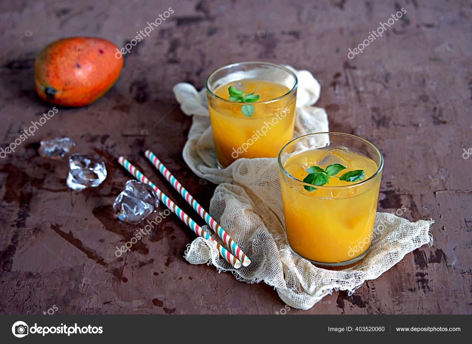 Mango Lassi Bebida Tradicional India Vasos Servido Con Hielo Paja ...