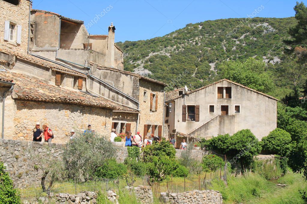 El increíble pueblo de Saint Guilhem le Desert en el valle del Herault, uno de los pueblos más ...