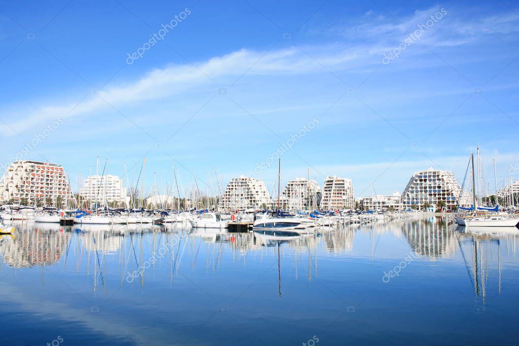 Pir mides edificios y barcos de recreo en el balneario y puerto deportivo de la Grande Motte en ...