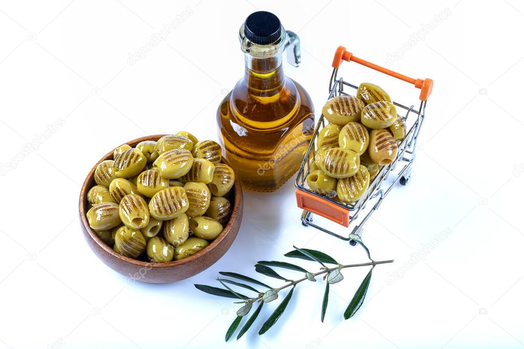 Aceitunas verdes a la parrilla y una rama de una aceituna sobre fondo ...