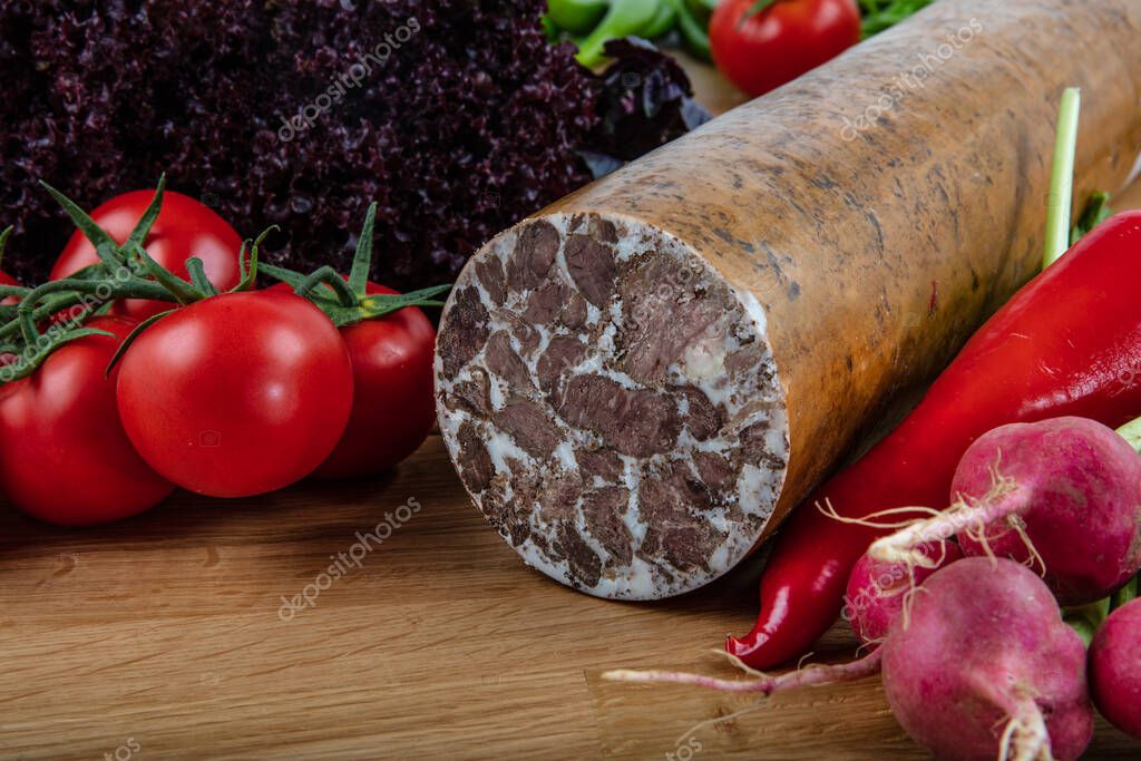 Carne asada turca (kavurma) sobre mesa de madera. Carne asada turca ...