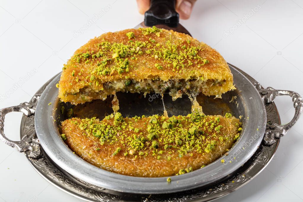 Traditional Turkish Posert Kunefe (kadayif) (en inglés). Kunefe con ...