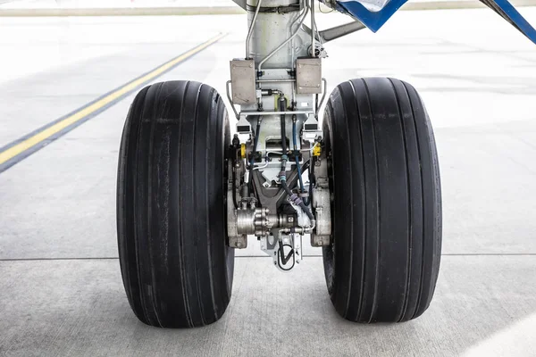 Boeing 737 landing gear Stock Photos, Royalty Free Boeing 737 landing ...