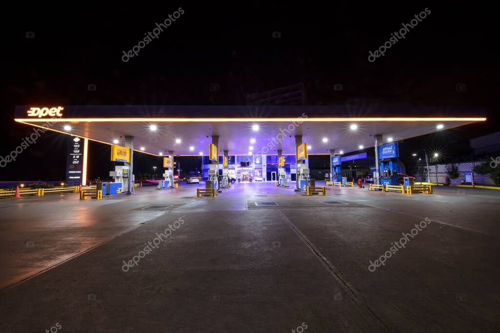 Estambul, Turqu a - 5 de agosto de 2017; gasolinera Opet en Estambul. Opet es una empresa l der ...