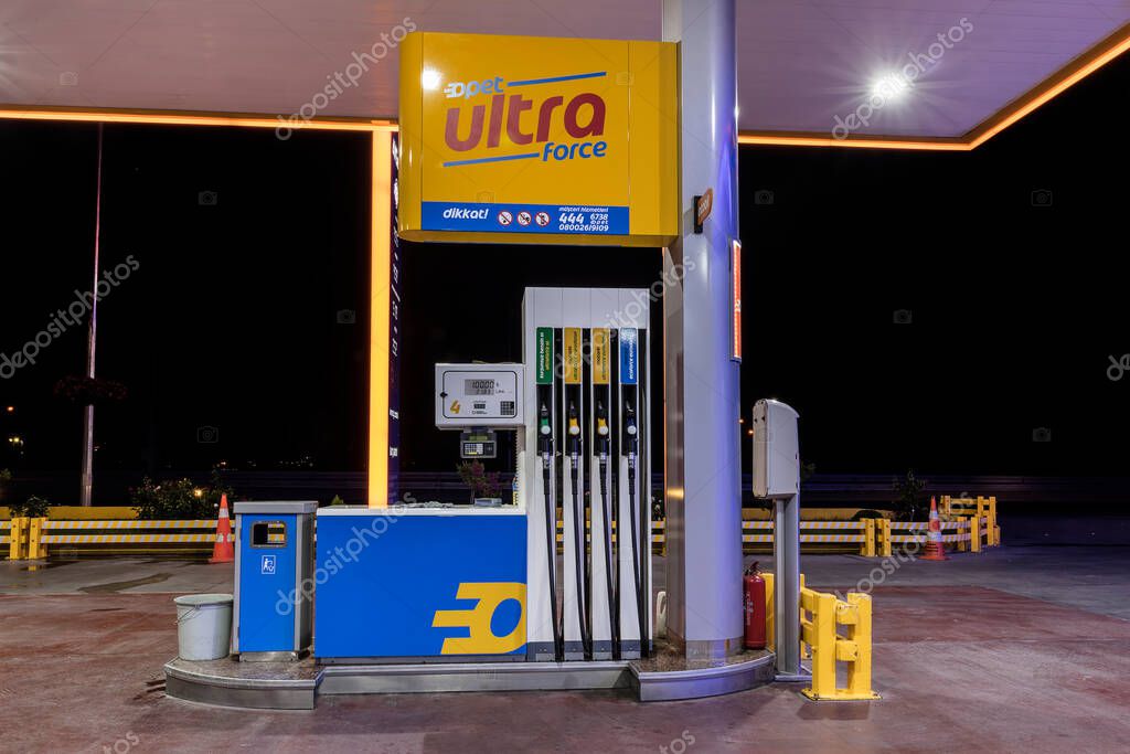 Estambul, Turqu a - 5 de agosto de 2017; gasolinera Opet en Estambul. Opet es una empresa l der ...