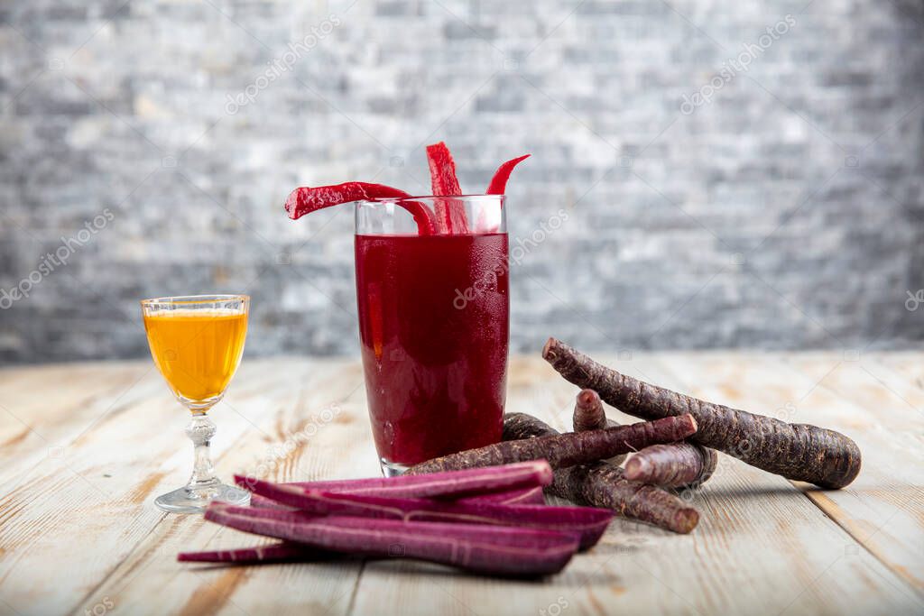 Bebida turca tradicional jugo de nabo (Salgam). Beba Salgam, zanahoria ...