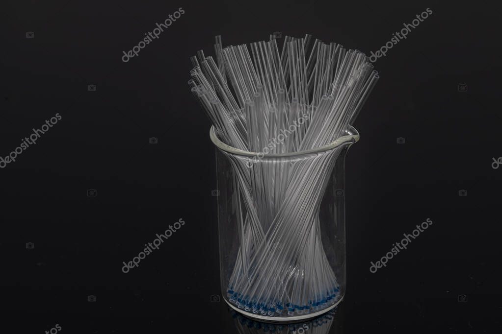 Tubo capilar de hematocrito. Tubos de vidrio capilar médico sobre fondo ...