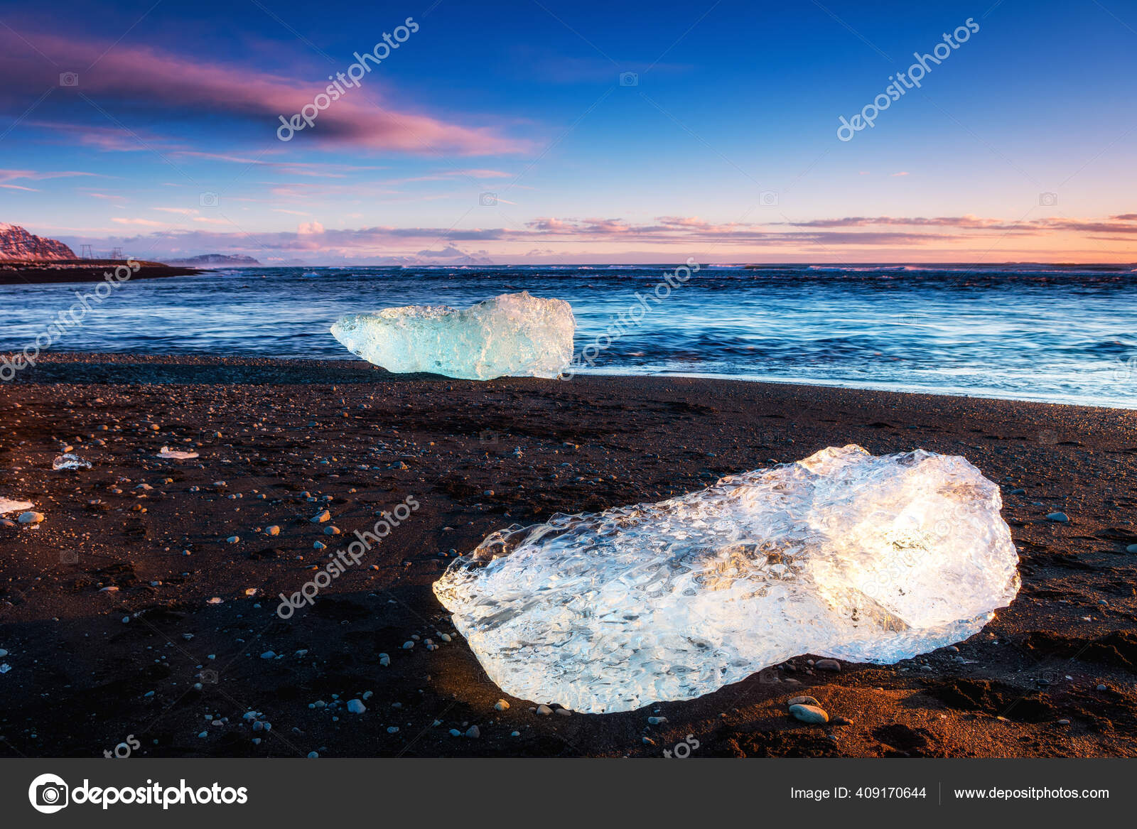 Iceberg Piece Diamond Beach Iceland — Stock Photo © jon_chica #409170644