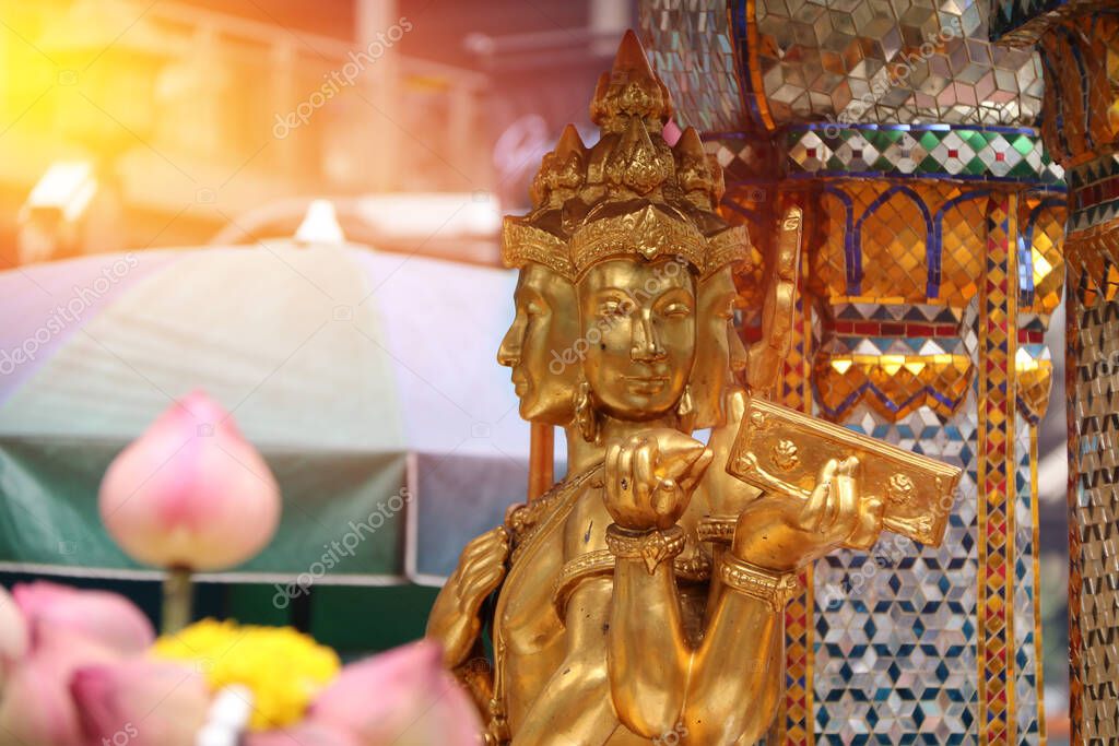 Estatua de Brahma dios hindú de oro ser consagrado en el altar. Hermosa ...