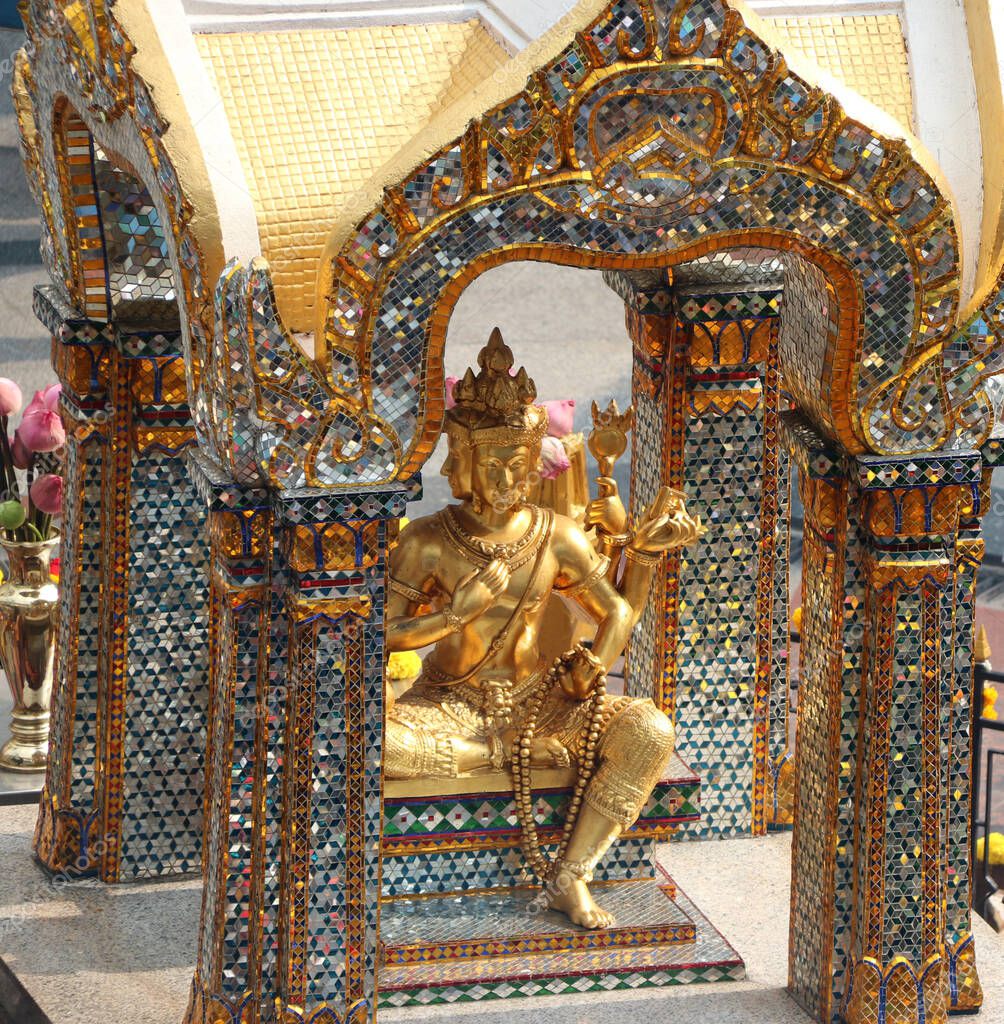 Estatua de Brahma dios hindú de oro ser consagrado en el altar. Hermosa ...