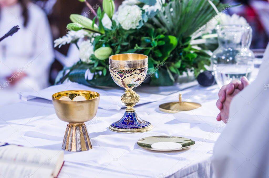 altar con hostia consagrada que se convierte en el cuerpo de Jesucristo ...