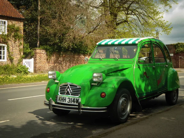 Citroen 2cv green Pictures, Citroen 2cv green Stock Photos & Images ...