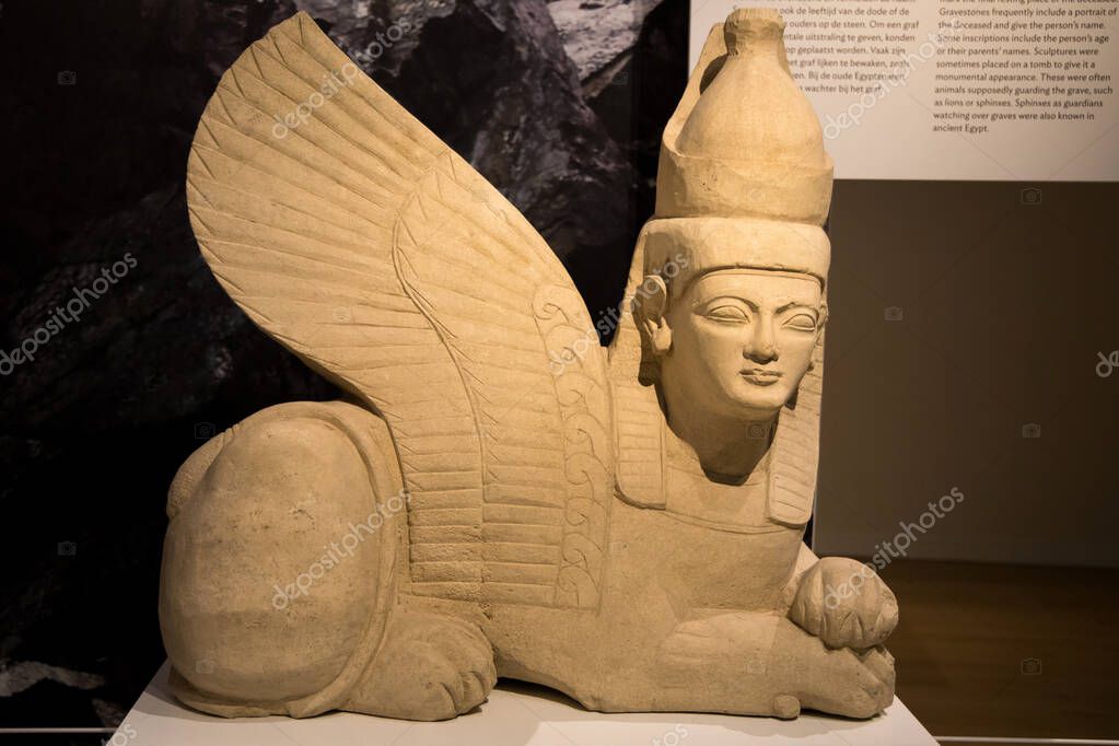 Leiden, Países Bajos - 04 ENE 2020: un entierro de piedra Estatua de la ...