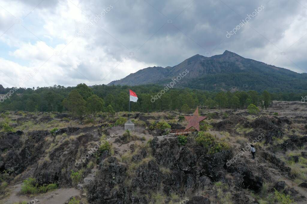 Bandera de Indonesia ondeando desde el mirador de Mt Batur en Bali ...