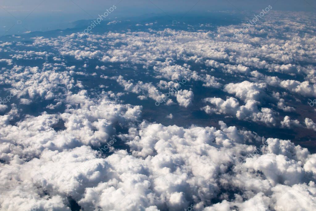 Nubes blancas con tierra al fondo. vista aérea de la costa con grupos de nubes para cubrir la ...