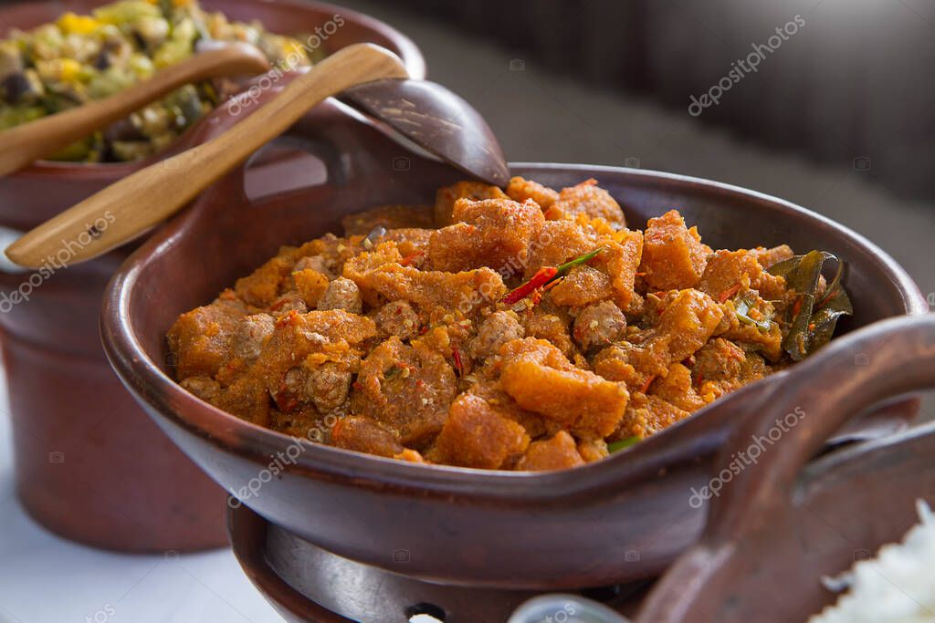 Guiso picante javan s de galletas de piel de vacuno (krecek). guarnici ...