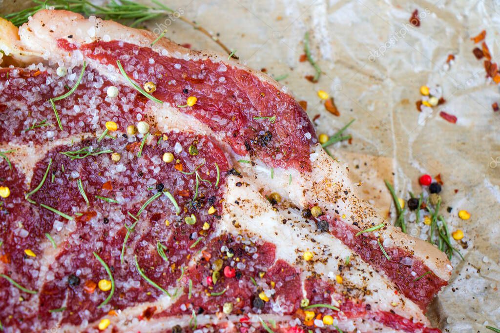 Carne de res cruda en la mesa, especias y romero, ingredientes de ...