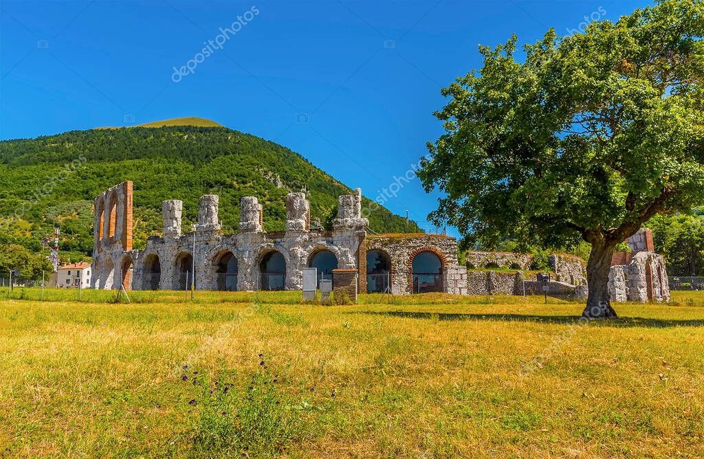 Una vista de cerca de las ruinas del ampitheater romano al pie del ...