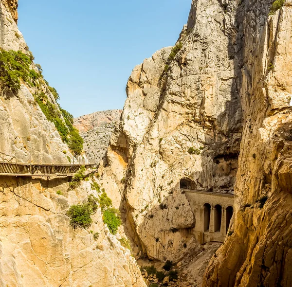 Una vista panorámica del sendero Caminito del Rey y la línea ...
