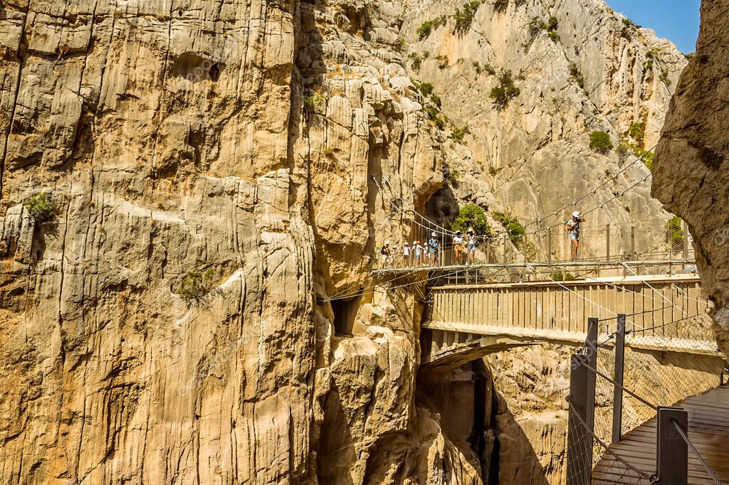 Una vista de las pasarelas en el sendero Caminito del Rey suspendido ...