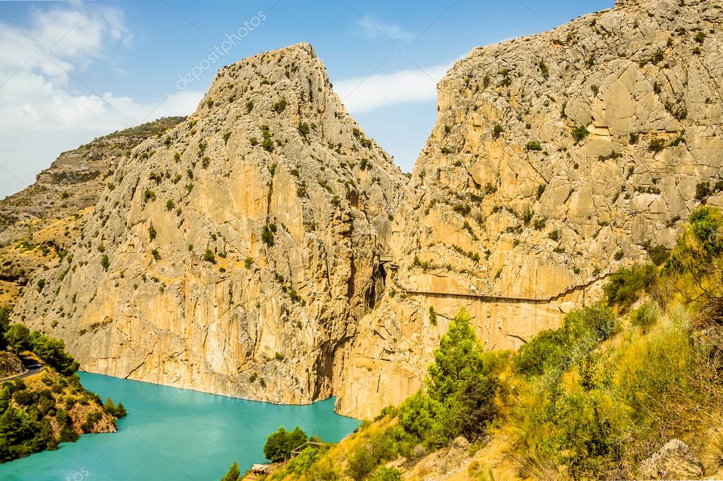 Una vista del sendero Caminito del Rey suspendido sobre el río ...