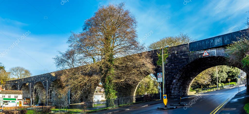 Una vista panorámica del viaducto ferroviario en la ciudad costera de ...