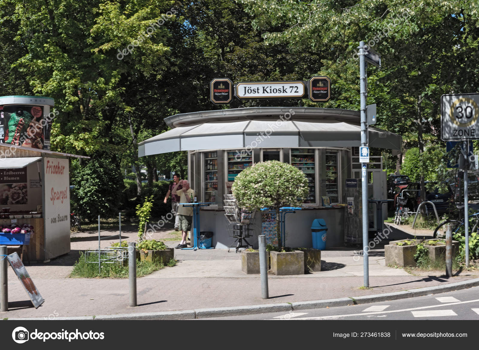 Small typical kiosk in the north of frankfurt am main germany — Stock ...