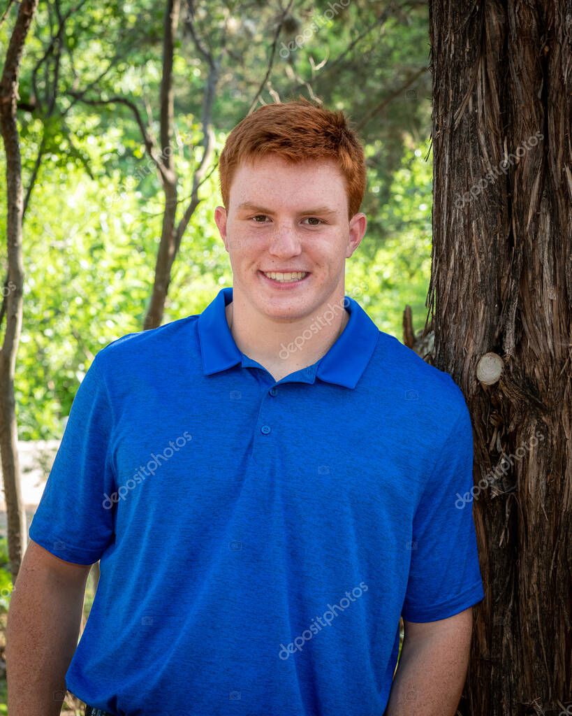 Guapo, pelirrojo joven posando para sus fotos de graduación de la ...