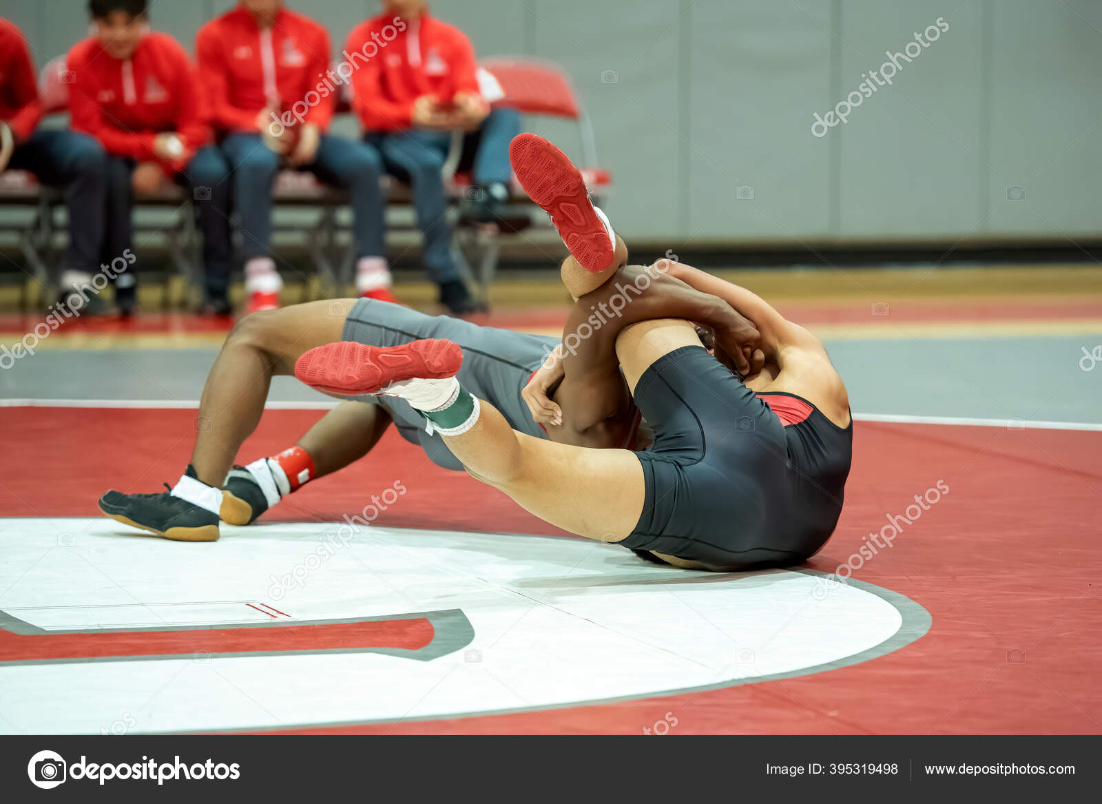 Lutteurs Masculins Athlétiques Participant Match Lutte image libre de ...