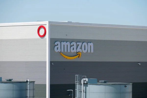 Amazon warehouse Stock Photos, Royalty Free Amazon warehouse Images ...